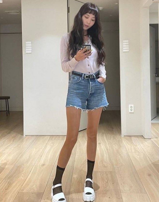44세 믿기지 않는 관리17살 아들 둔 여배우170cm8등신 뽐낸 데님룩 어썸클