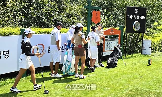 제이드팰리스gc에 등장한 ‘흰색 점프수트 무리 마스터스 떠오르네 Ss 현장속으로