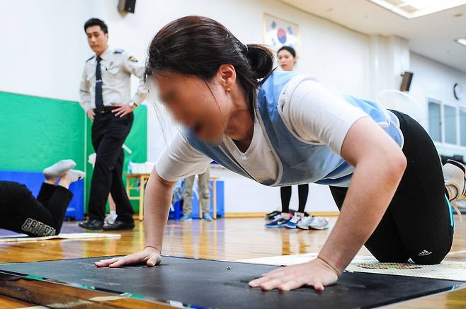 무릎 꿇지 마시오 달라진 팔굽혀펴기 女警 평판도 바꿀까