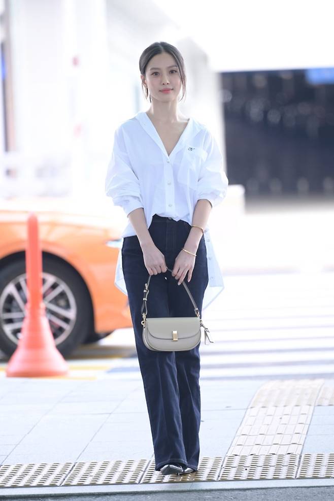 고민시 셔츠야 원피스야 시크한 루즈핏 턱잇 셔츠 대만 출국룩 패션엔