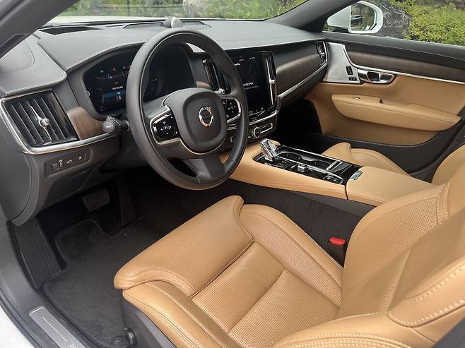 [비교 시승기] 볼보의 세단과 SUV 대표하는 플래그십 모델 S90-XC90 동시에 타보니... | M투데이