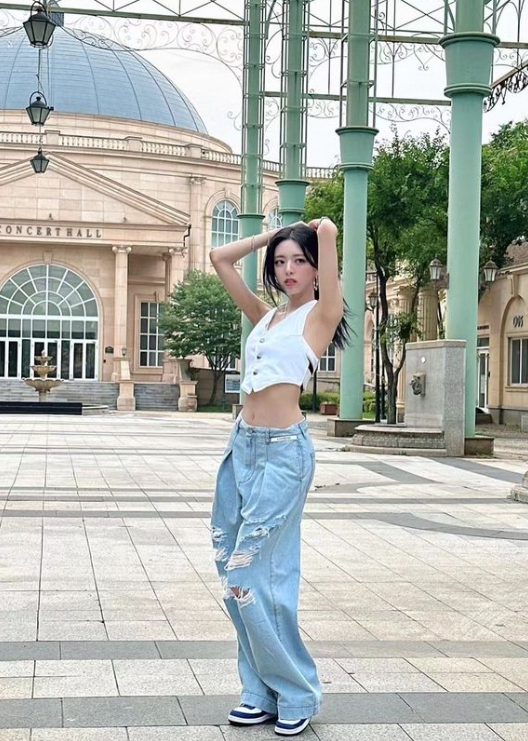 여행중 크롭티 입고 너무 예뻐 난리난 유명 여가수허리강조 크롭티데님패션 어썸클