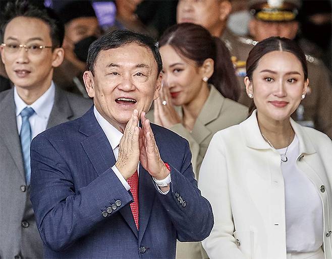 글로벌 리더 돌아온 탁신 친나왓 전 태국 총리 망명 15년 만의 귀국탁신계 20여 년 앙숙 군부와 ‘공동 집권