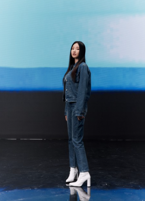 45세 김사랑뜸하더니 달라졌네갸름해진 턱선 173cm8등신 뽐낸 데님패션여신강림 어썸클