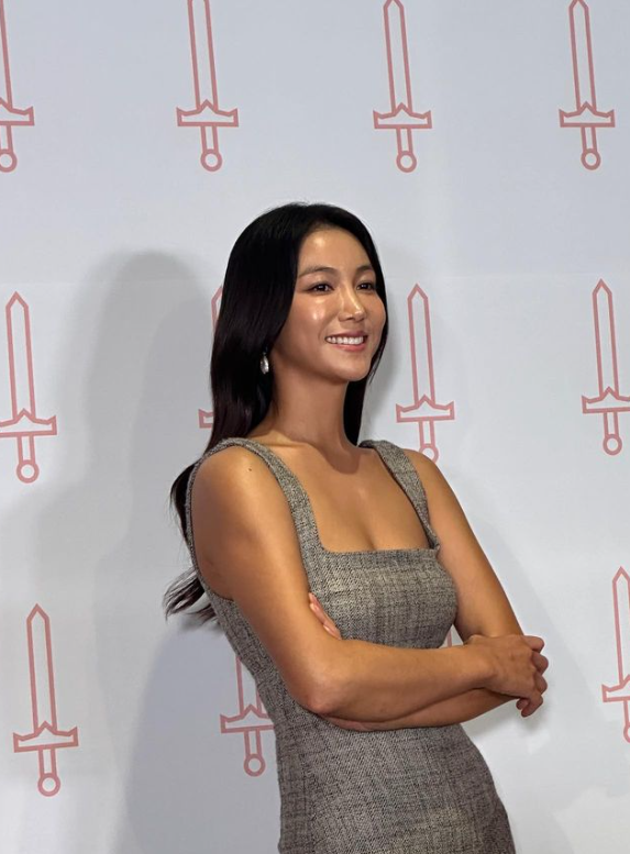 37세 김옥빈뜸하더니 달라졌네얼굴 자세히 봐도 몰라보게 달라진 스타일링드레스룩 어썸클
