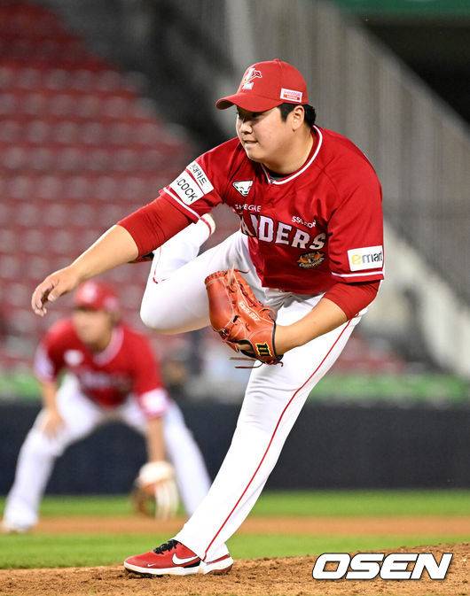 SSG 대역전승 발판 마련한 신인 이로운, 2이닝 퍼펙트 "맞아도 붙어보자는 생각으로"