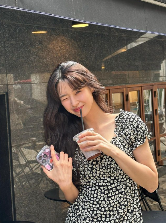 놀라운 비율얼굴도 예쁜데 172cm 8등신 여신배우실물체감샷미니드레스룩 어썸클