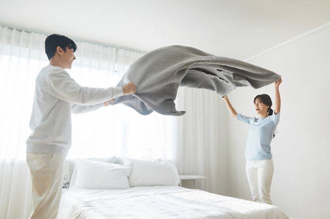 아침에 일어나자마자침대 이불 정리하지 마세요