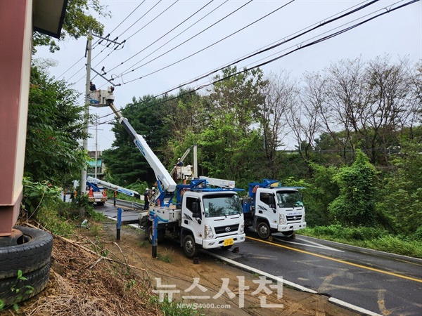 사천 축동면서 차량이 전봇대 들이받아 한전 긴급 복구 작업