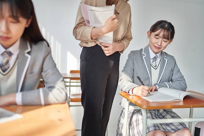 수업중 엎드려 자는 학생 깨우는건 정당”