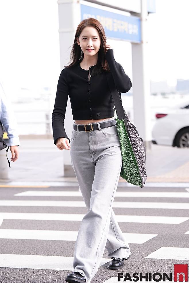 소녀시대 윤아 보기만 해도 심쿵 로코퀸의 크롭 카디건 출국 패션엔