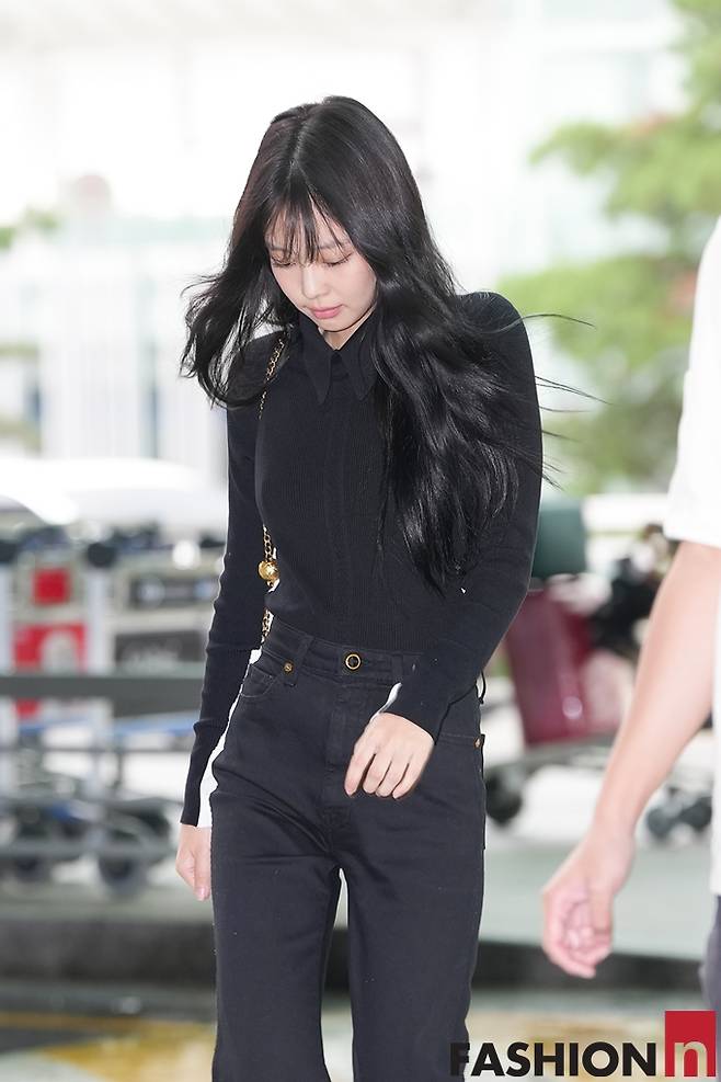 블랙핑크 제니 파리 샤넬쇼 출국 비율 좋은 올블랙 공항룩 패션엔