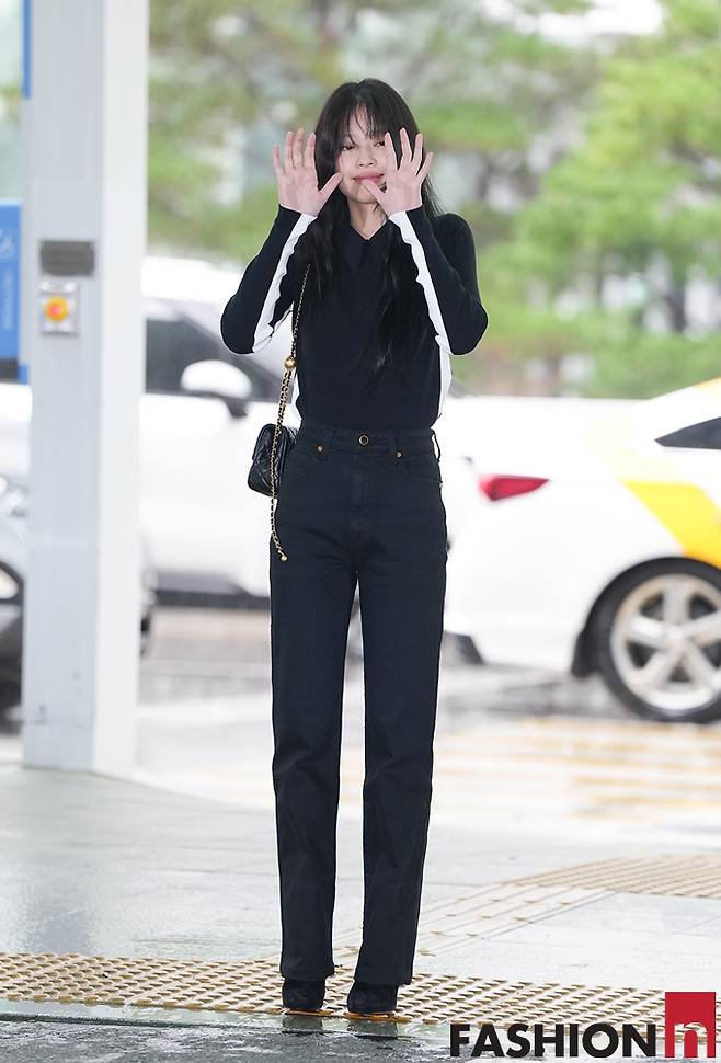 블랙핑크 제니 파리 샤넬쇼 출국 비율 좋은 올블랙 공항룩 패션엔