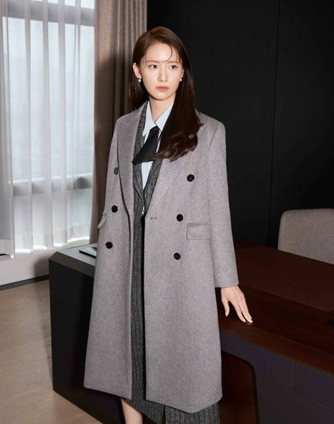 윤아·송혜교·김희애·김혜수 셀럽들도 푹 빠진 올드머니룩 향연 패션엔