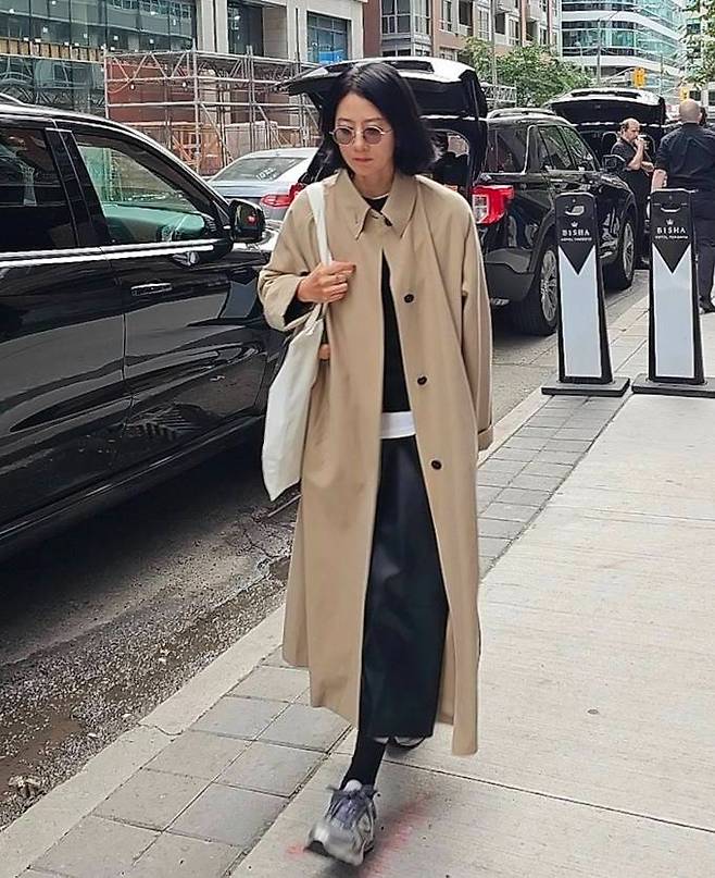 윤아·송혜교·김희애·김혜수 셀럽들도 푹 빠진 올드머니룩 향연 패션엔