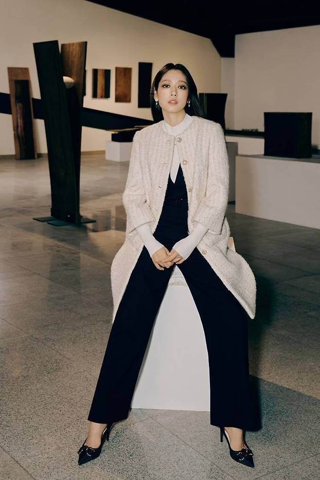 윤아·송혜교·김희애·김혜수 셀럽들도 푹 빠진 올드머니룩 향연 패션엔