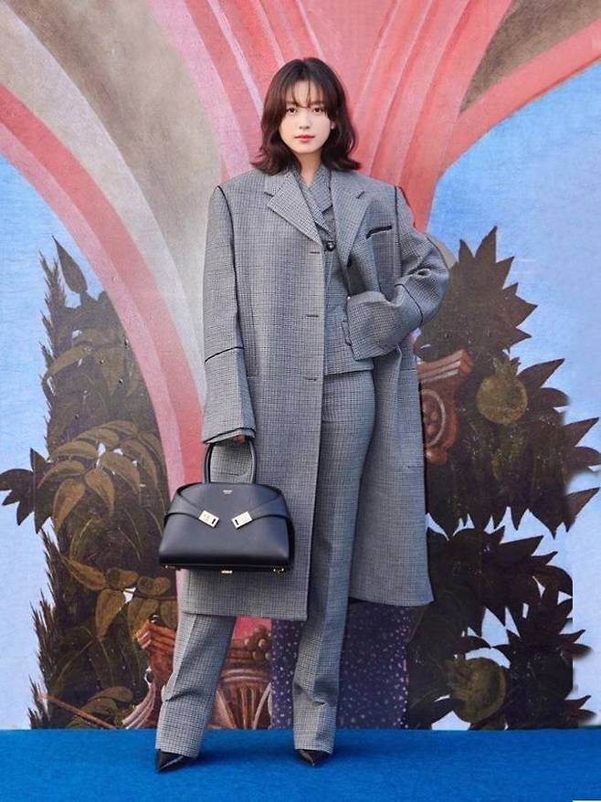 윤아·송혜교·김희애·김혜수 셀럽들도 푹 빠진 올드머니룩 향연 패션엔