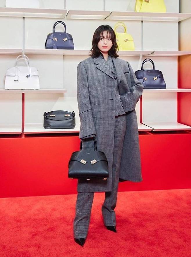 윤아·송혜교·김희애·김혜수 셀럽들도 푹 빠진 올드머니룩 향연 패션엔