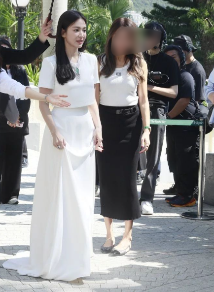 송혜교실물체감샷화려한 비주얼 놀랍다32억목걸이여왕급 미모 범접불가여신드레스룩 어썸클