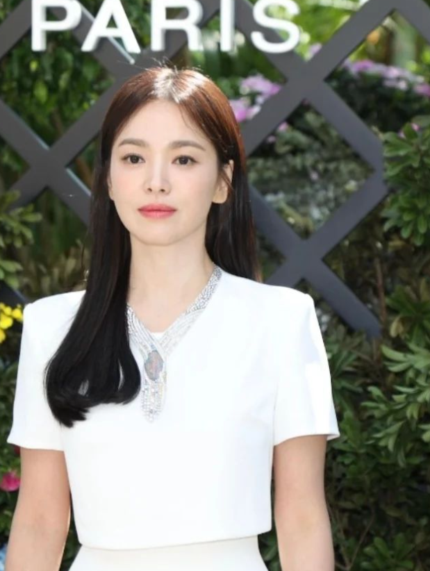 송혜교실물체감샷화려한 비주얼 놀랍다32억목걸이여왕급 미모 범접불가여신드레스룩 어썸클