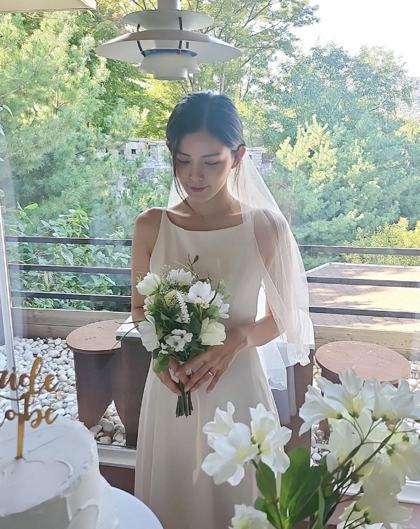 38세 유명여가수29살훈남과 깜짝♥결혼발표웨딩화보속 웨딩드레스 어썸클