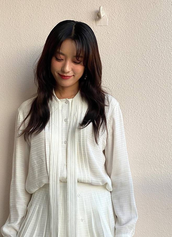 한효주 ‘무빙 이어 패션까지 부산 홀린 시크and러블리 드레스룩 패션엔