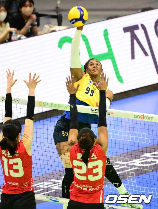 ‘개막전의 제왕’ 현대건설, 페퍼저축은행 3-1 격파→5년 연속 개막전 승리…이적생 모마 26득점 맹활약 [수원 리뷰]