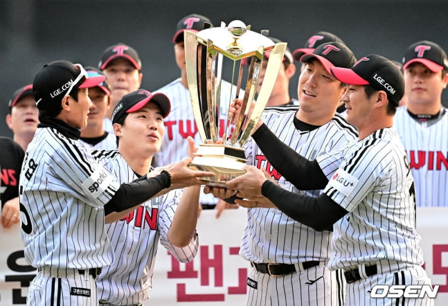 Lg 우승트로피 받았다 눈물의 잠실벌 피날레 이보다 완벽한 한국시리즈 출정식은 없었다 잠실현장 리뷰