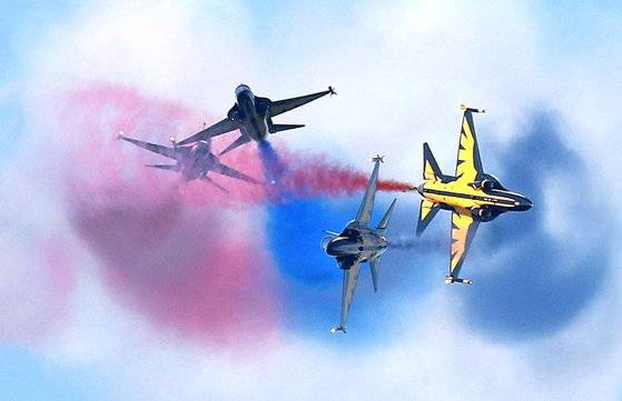 F-22, B-52 수도권 상공 출격…미국 ‘3개의 전선 끄떡없다’ 과시