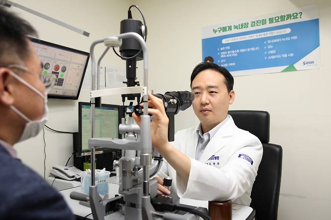 헬스가이드 연령대별 눈 질환 소프트보다 하드렌즈 권장 40대 노안 시작 60대 망막질환·백내장 주의