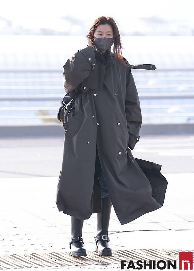 전지현 가을 낭만 제대로 코트 자락 휘날리며 홍콩 출국 패션엔