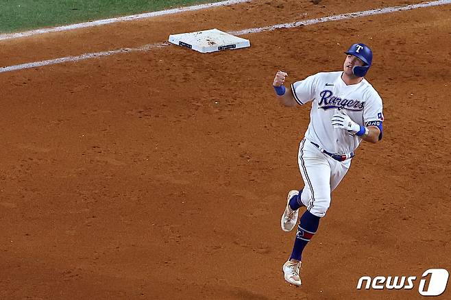 알투베알바레즈 맹타 휴스턴 텍사스에 8 5 승alcs 2연패 뒤 첫 승
