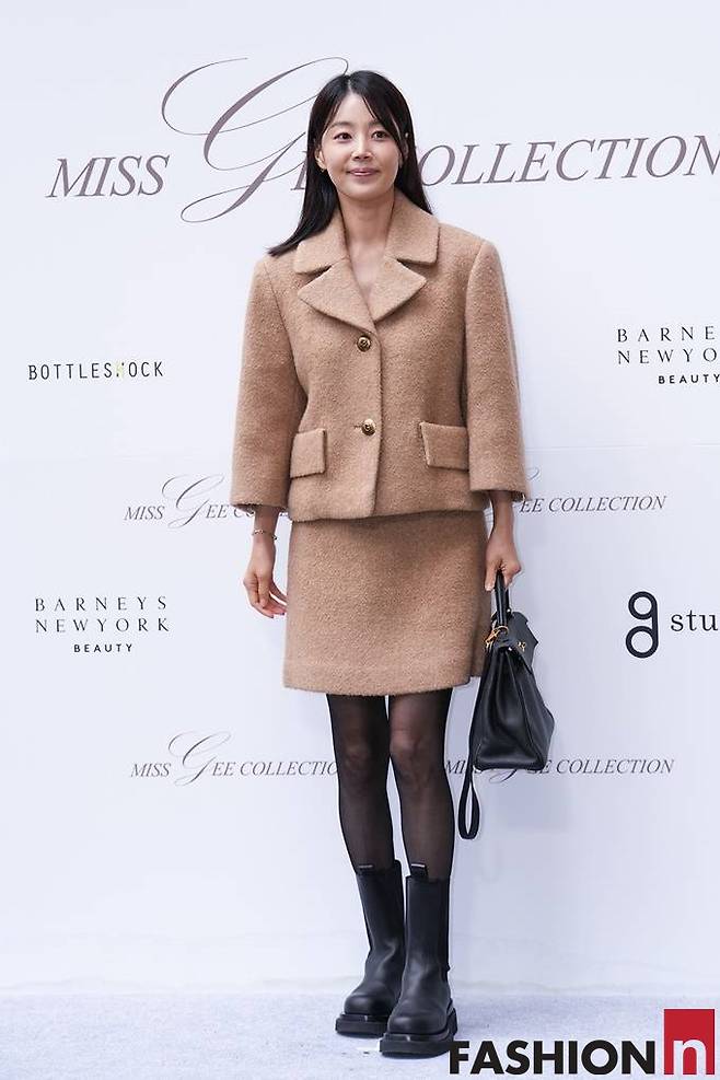 한지혜 청담동 패션쇼 나들이 단아한 청담동 며느리룩 그 자체 패션엔