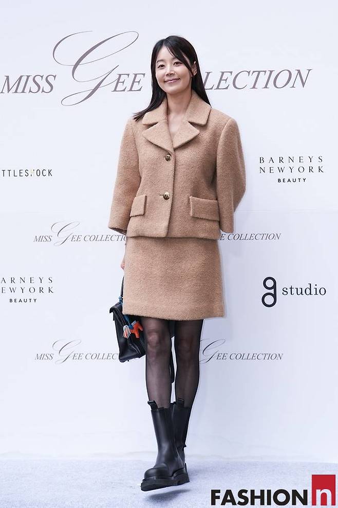 한지혜 청담동 패션쇼 나들이 단아한 청담동 며느리룩 그 자체 패션엔