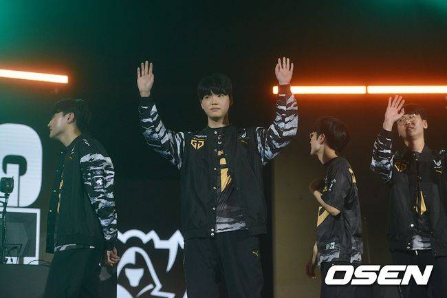 젠지 ‘쵸비 특급 캐리 앞세워 라이벌 T1 꺾고 2승 고지 롤드컵