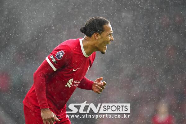 [EPL zip] '살라 멀티골+탄탄 수비' 리버풀, 10명 싸운 에버턴에 2-0 승리