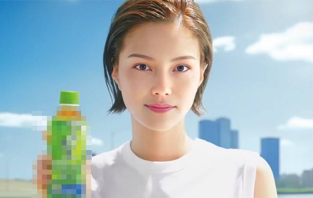 새로 발탁된 녹차 광고 모델에 열광하는 일본인들···도대체 누구길래
