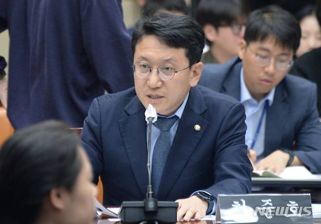 질문하는 천준호 의원