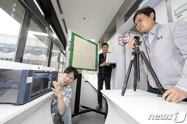 KT, LG전자·코닝과 6G 주파수 대역 RIS 검증