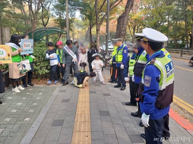 모범운전자 본 어린이 큰절초등학교 앞 경찰 모여든 이유 르포
