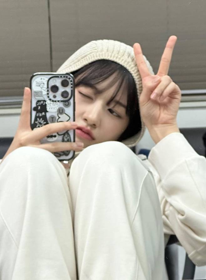 아이브 안유진 발라클라바 쓰니 귀여워 때이른 퍼 패딩룩 팬심 저격 패션엔