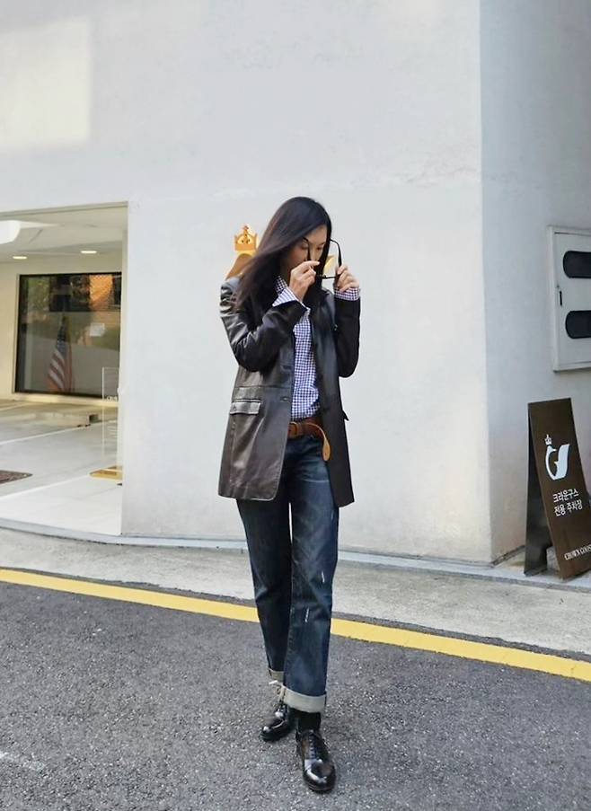 채시라 가죽 재킷 하나면 끝 툭 걸친 가을 멋쟁이의 시크한 외출룩 패션엔