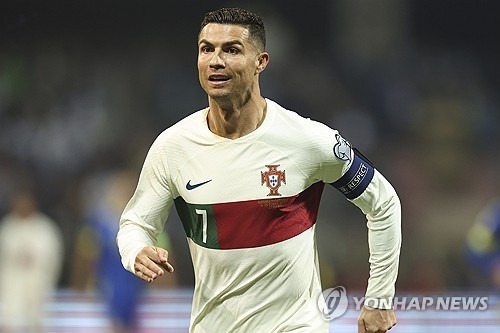메시 발롱도르 5개여야 했어호날두 댓글로 웃는 이모티콘 작성 논란