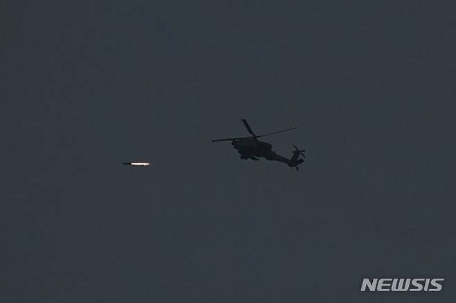 가자지구로 미사일 발사하는 이스라엘 헬기
