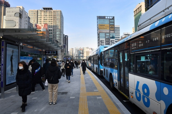 부산 중앙버스전용차로 ‘빠른 이동 만족 노출된 정류장 단점