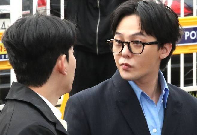 지드래곤 온 몸 제모하고 경찰에 출석했다…결국 손톱 채취