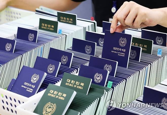 ‘녹색 여권 추억 속으로재고소진에 발급 종료