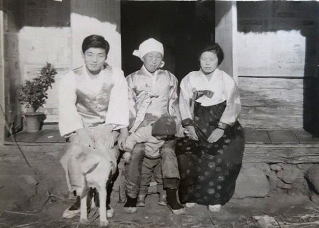 아버지 그곳에서도 정원 가꾸며 외국어 공부 하시나요 그립습니다