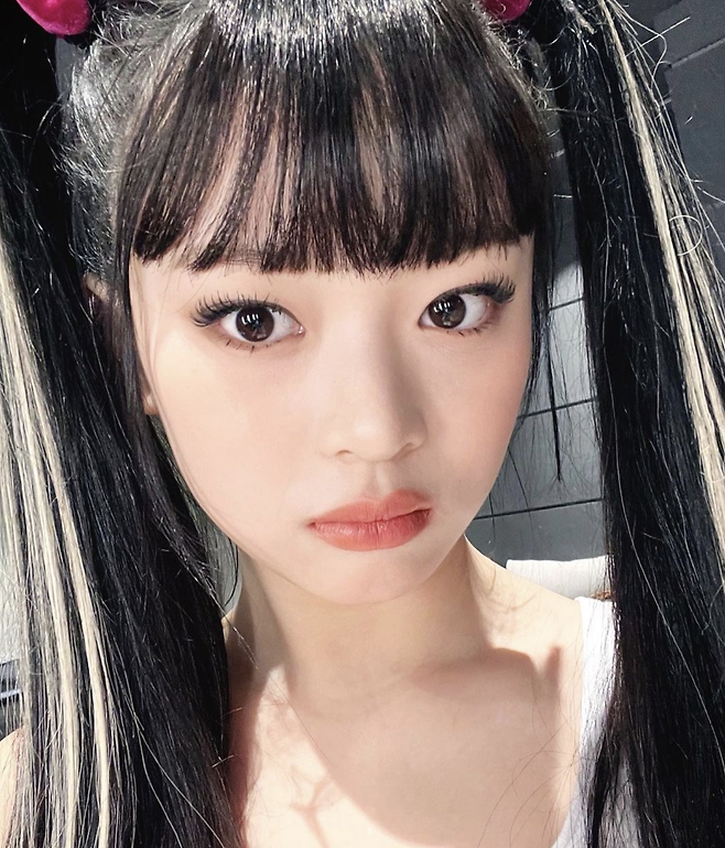 풀뱅 앞머리 도전 장원영 하니 등 스타들의 풀뱅 스타일링 더 케이커