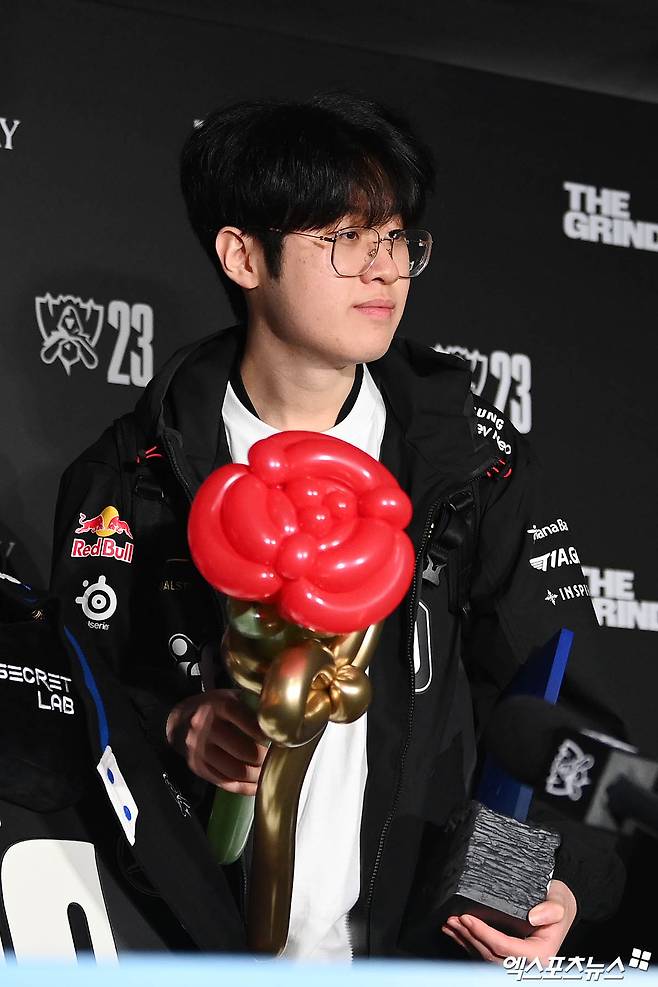 월즈 Mvp 제우스 최우제 풍선꽃다발과 함께 포토